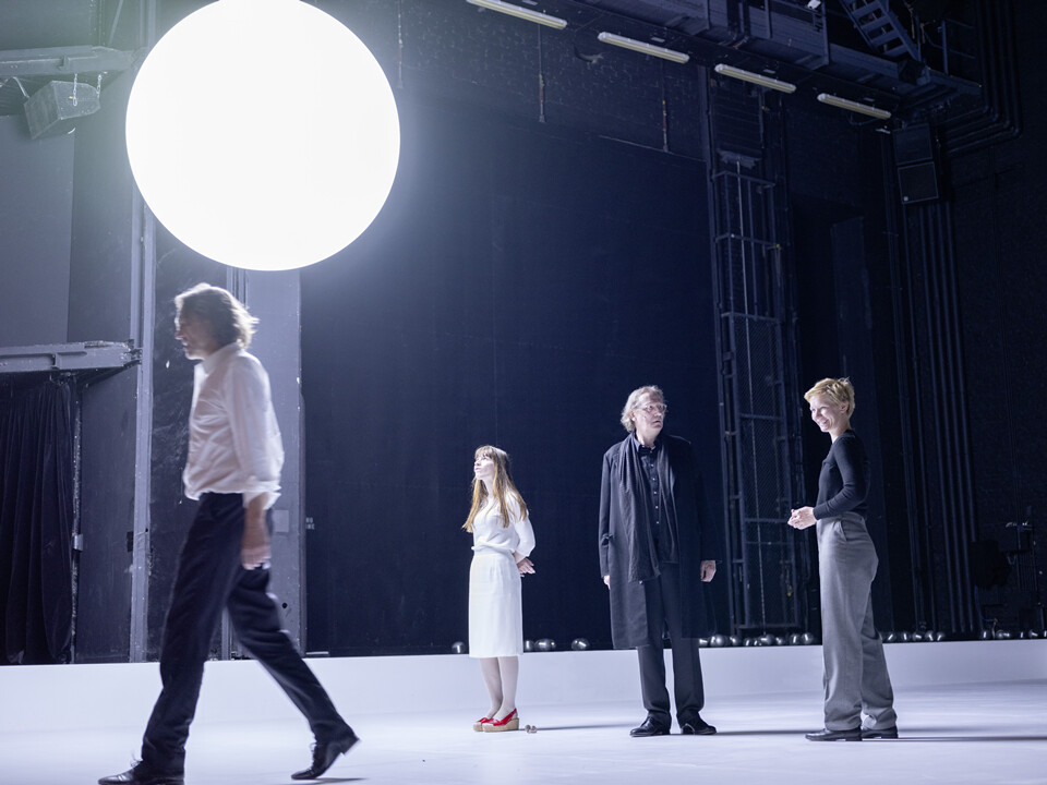 Hamlet, by William Shakespeare with excerpts from "Die Hamletmaschine ...