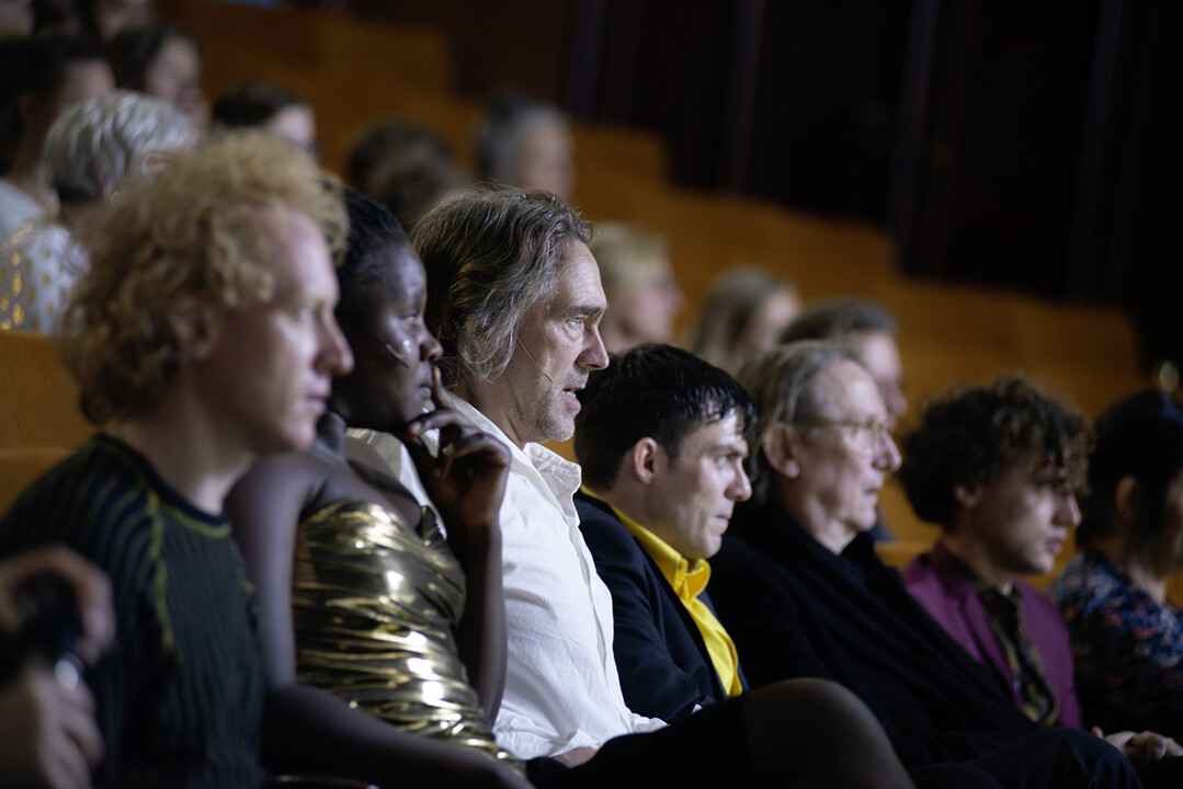 Hamlet, by William Shakespeare with excerpts from "Die Hamletmaschine ...