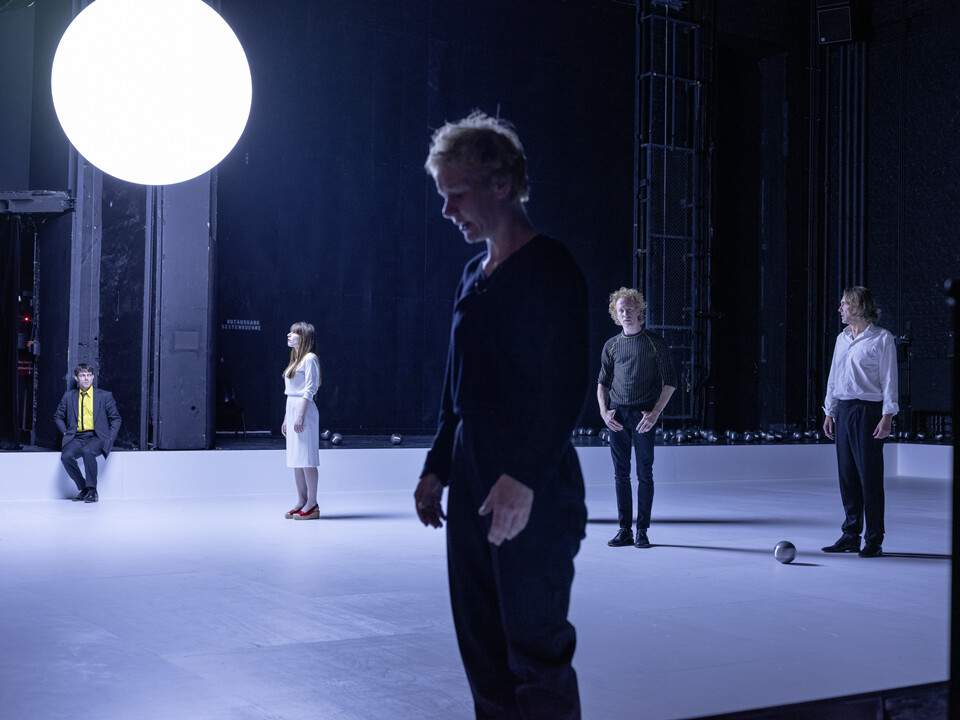 Hamlet, by William Shakespeare with excerpts from "Die Hamletmaschine ...